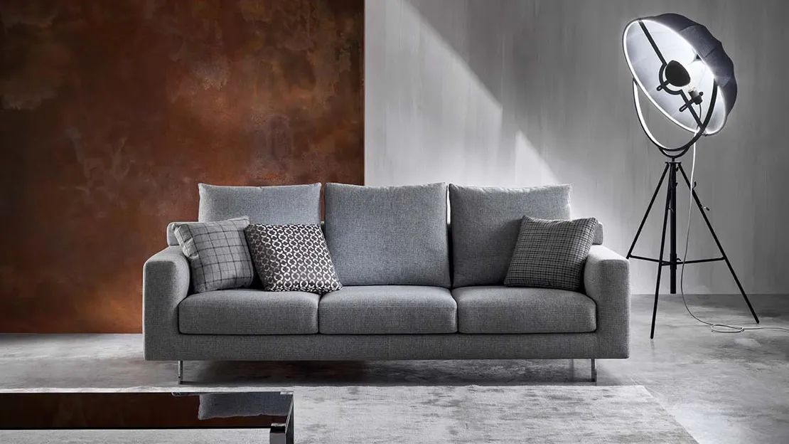 Divano design con piedini alti su misura